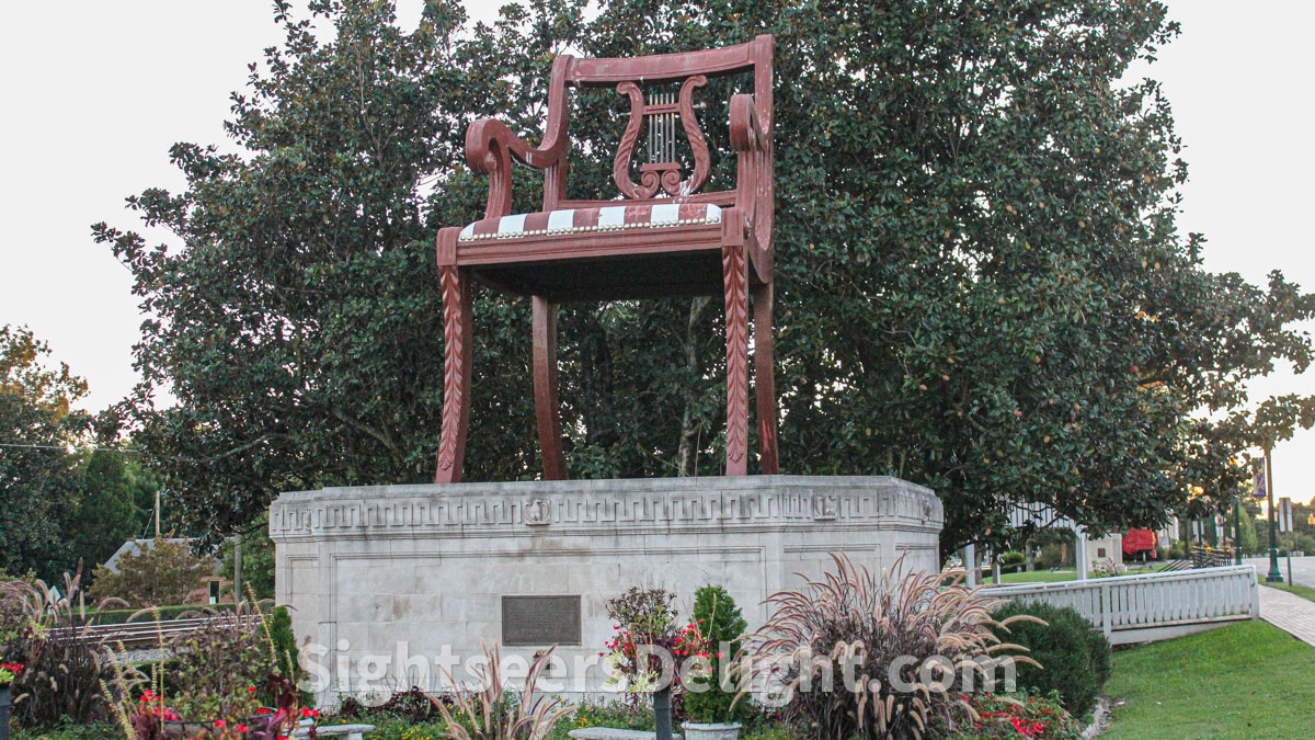 World's Largest Chair - Sightseers' Delight