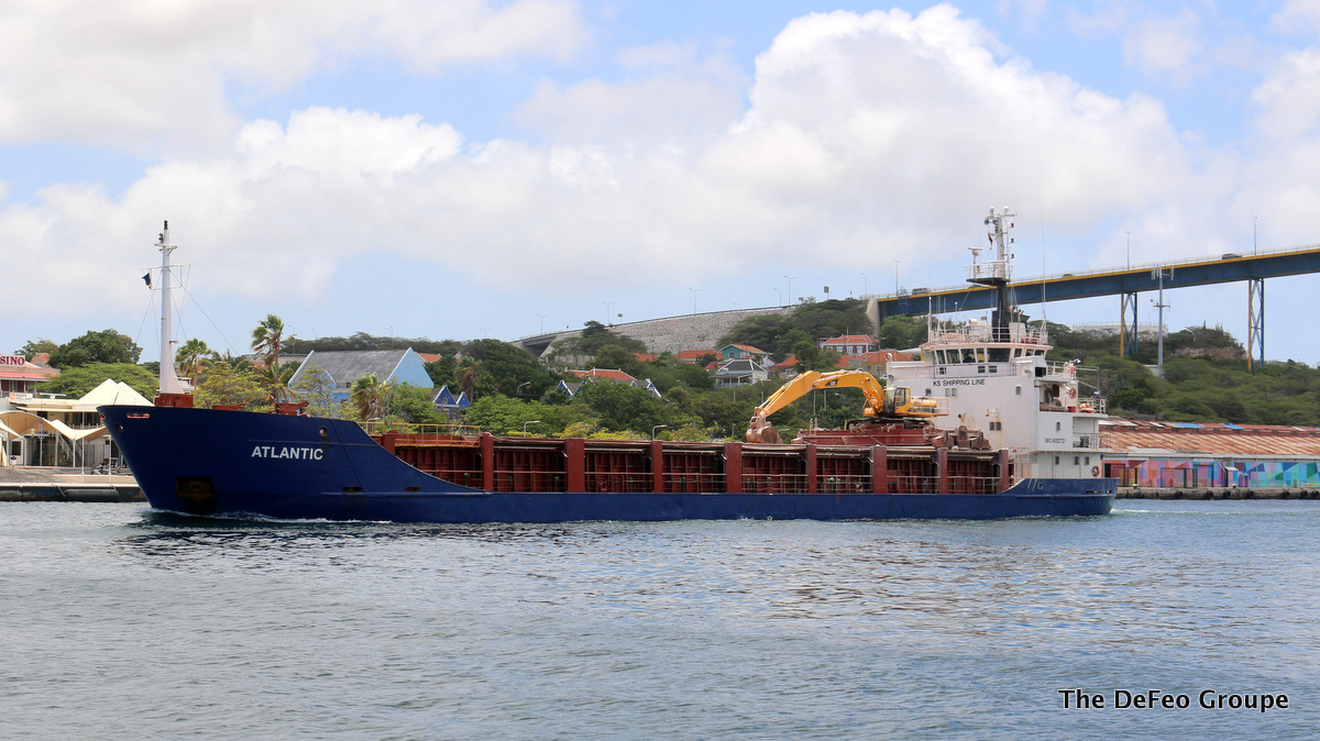 Watching the ships go by in Sint Anna Bay - Sightseers' Delight