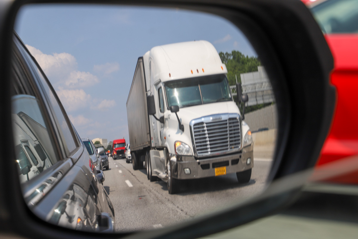 4 Safety Tips for Driving Near Large Trucks - Sightseers' Delight